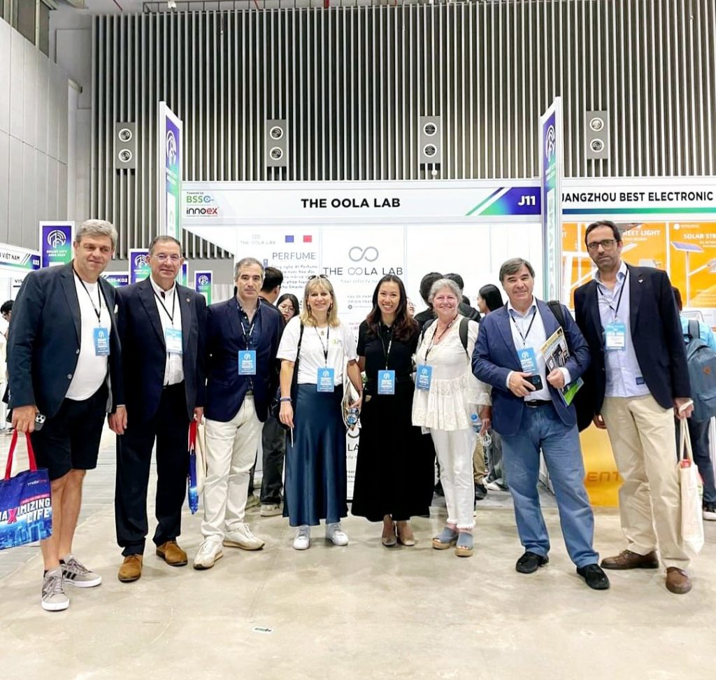 The OOLa Lab Tại Smart City Asia 2024 - Khi Nghệ Thuật Nước Hoa Và Công ...